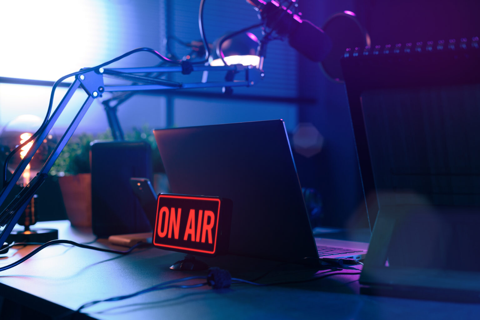 Analyst Consensus for Sirius XM (SIRI) Remains ‘Hold’ with $24.29 ...